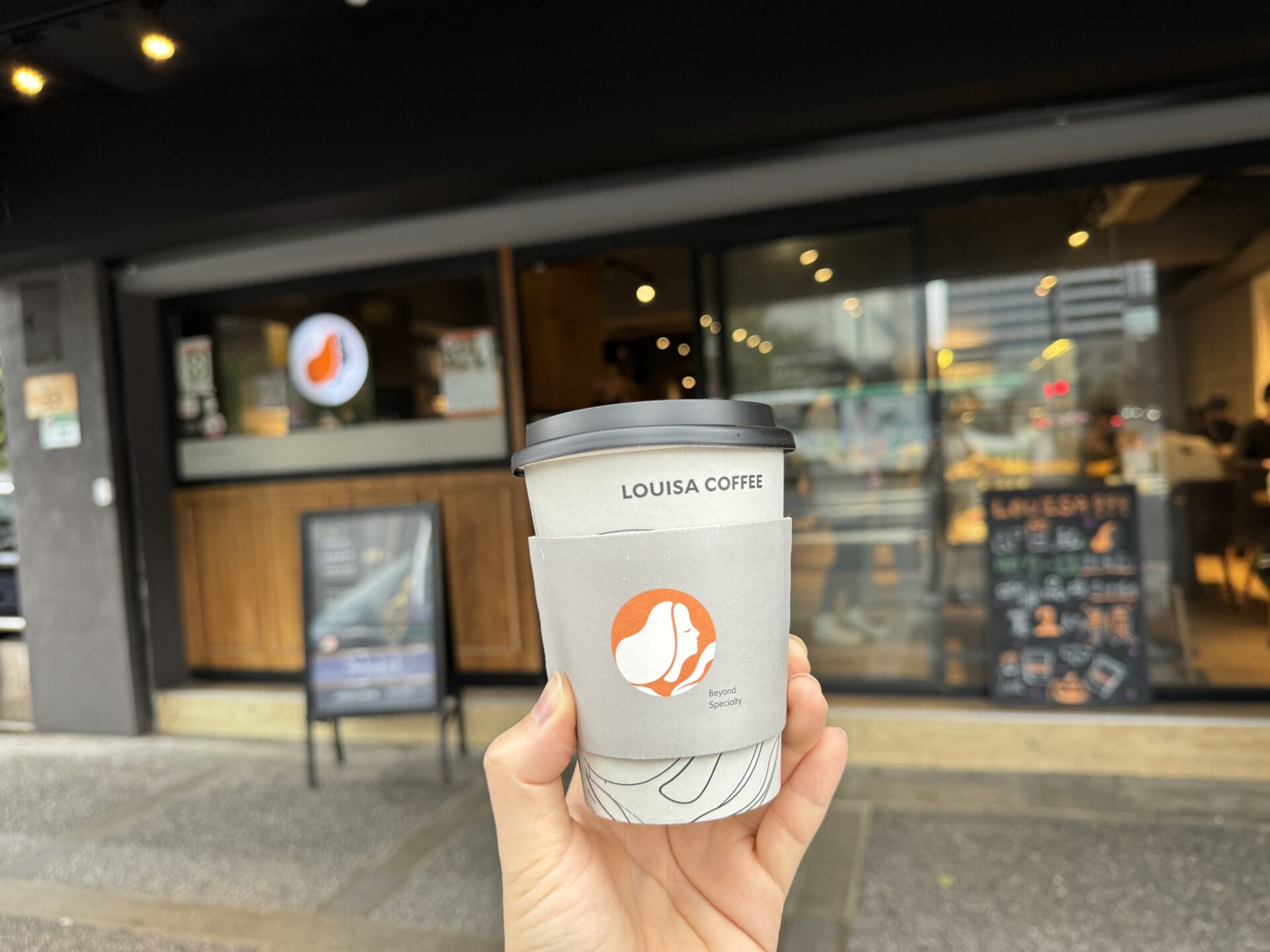 台湾No. 1コーヒーチェーン“LOUISA COFFEE（ルイーザコーヒー）”に行ってみた！｜HafHでお試し移住ライフ